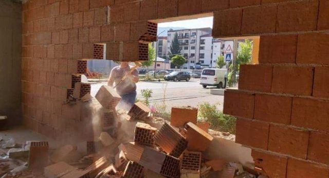 Komuna e Gostivarit rrënon objekt të ndërtuar pa leje (FOTO ... Komuna e Gostivarit rrënon objekt të ndërtuar pa leje (FOTO ...